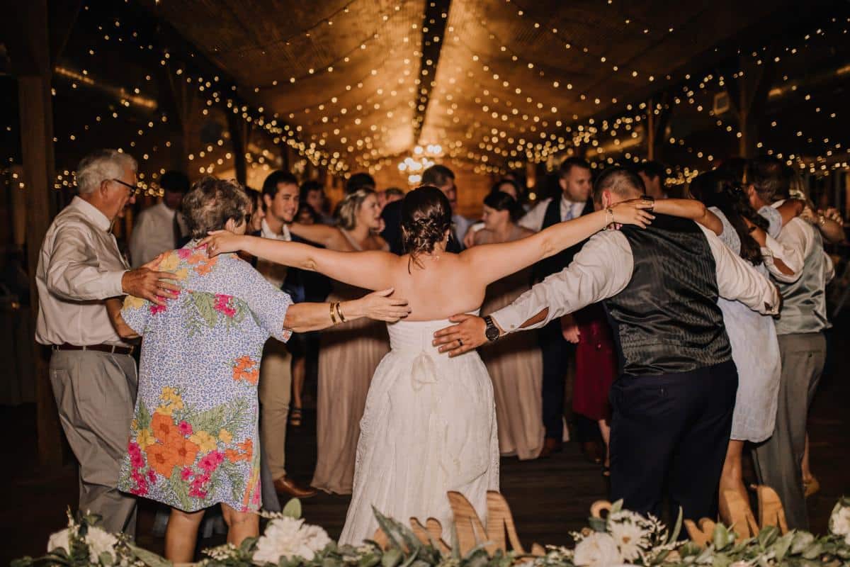 24 Interesting Decoration Ideas for a Rustic Wedding Theme - HelpWithDIY