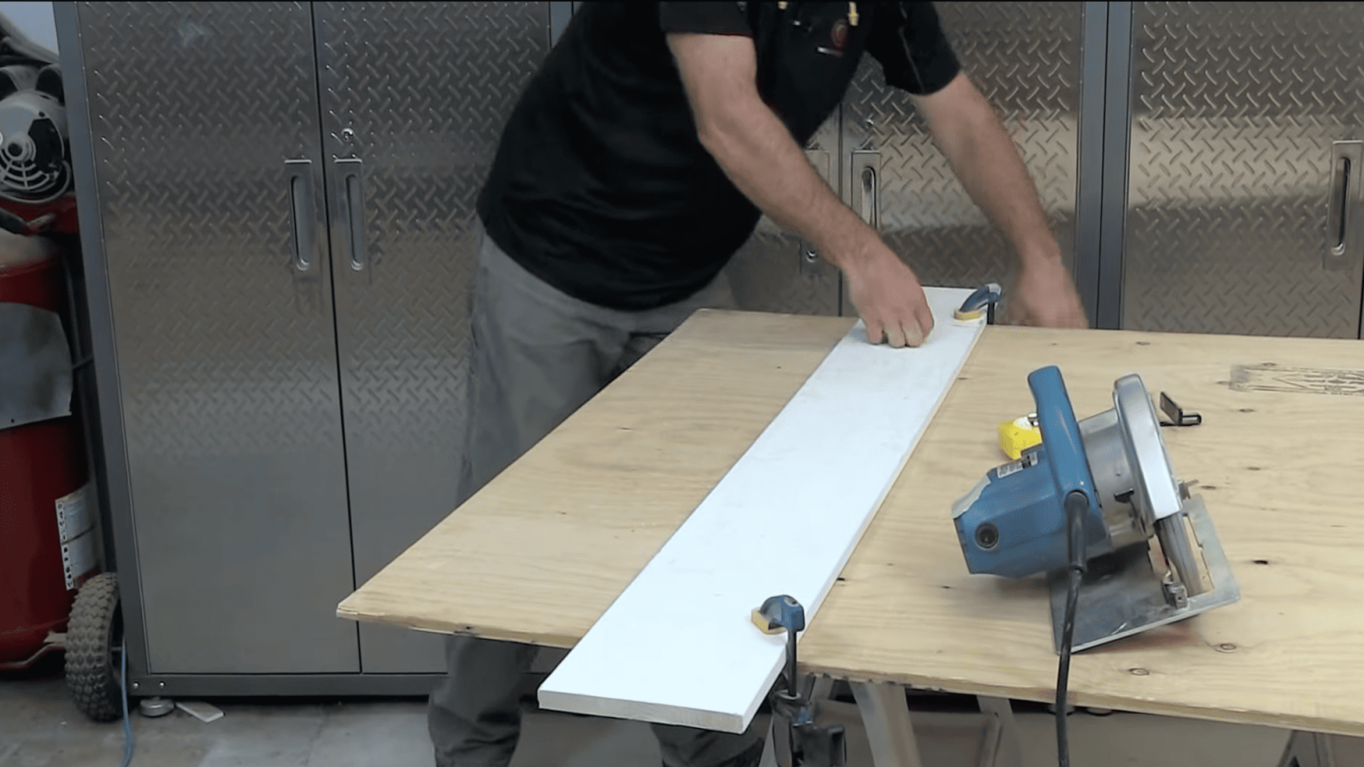 How to Make Straight Cuts with A Circular Saw: Easy Guide - HelpWithDIY