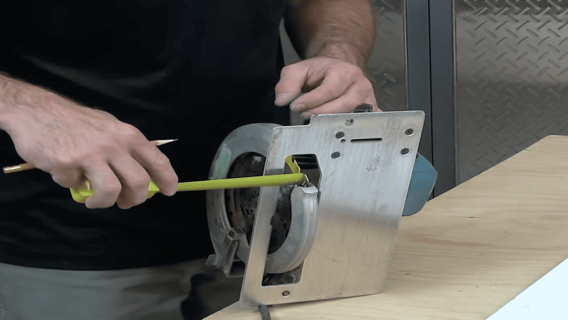 How to Make Straight Cuts with A Circular Saw: Easy Guide - HelpWithDIY
